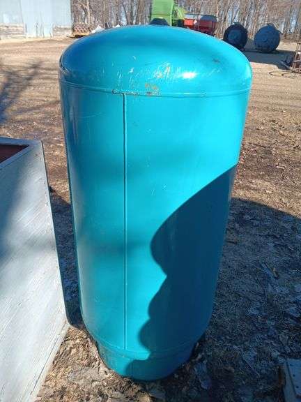 Well-Rite 62 Gallon Pressure Tank - Hamilton-Maring Auction Group