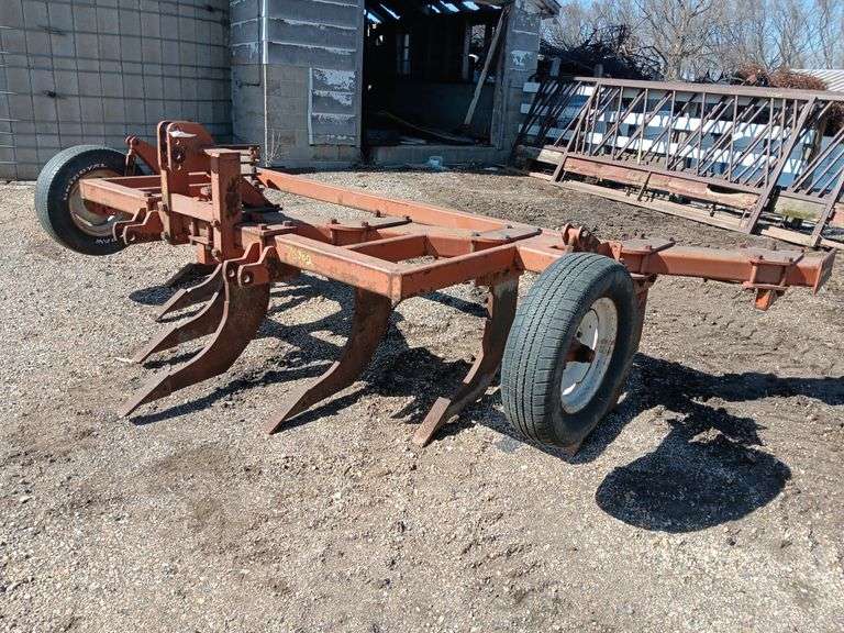 3 Pt V-Ripper with gauge wheels - 7 Shank 20" spac - Hamilton-Maring ...