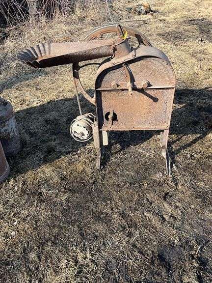 Primitive IH Corn Sheller,With Electric Motor - Hamilton-Maring Auction ...