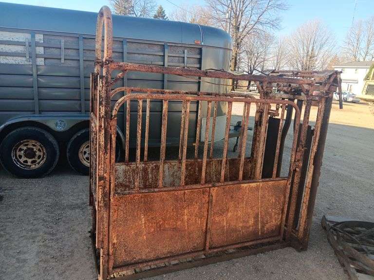 Portable squeeze chute/ head gate - Hamilton-Maring Auction Group