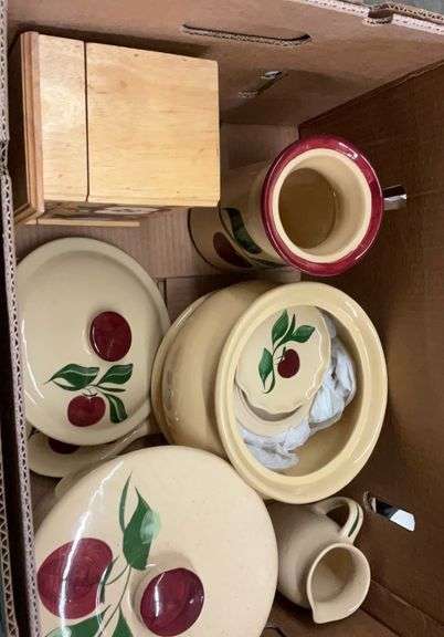 Vintage Apple ware, recipe box & shelf of cups & s - Hamilton-Maring ...