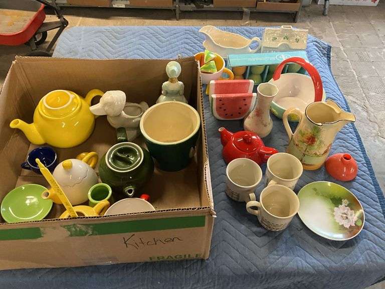 Box of assorted kitchen ware - Hamilton-Maring Auction Group