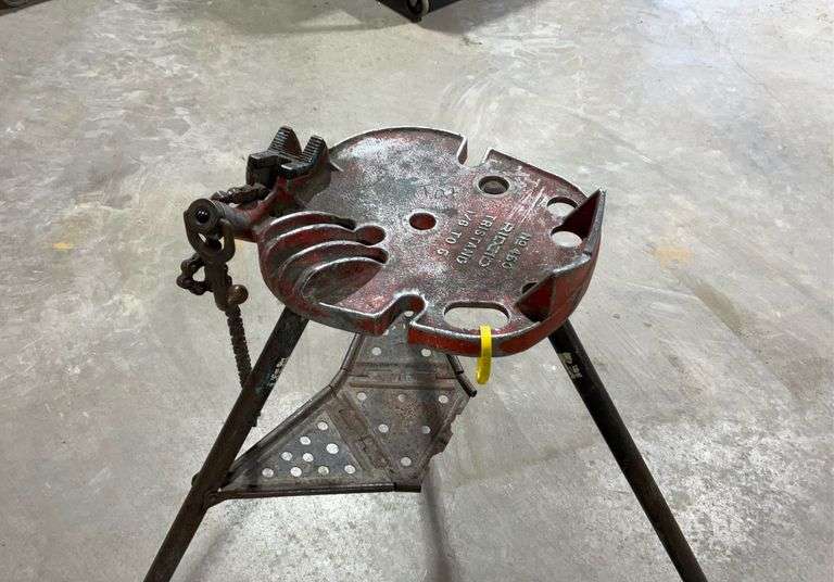 Rigid pipe vice & stand - Hamilton-Maring Auction Group