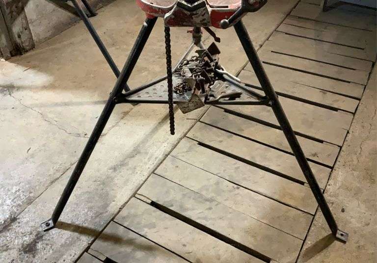 Rigid pipe vice & stand - Hamilton-Maring Auction Group