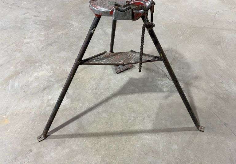 Rigid pipe vice & stand - Hamilton-Maring Auction Group