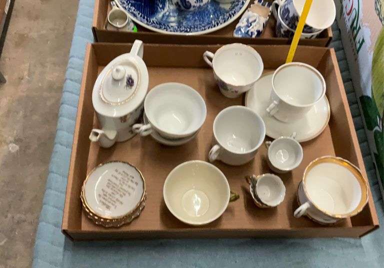 Vintage Apple ware, recipe box & shelf of cups & s - Hamilton-Maring ...