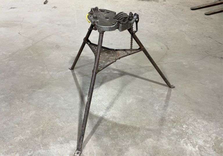 Rigid pipe vice & stand - Hamilton-Maring Auction Group