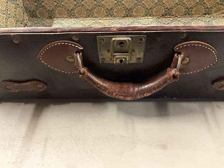 (2) vintage carry trunks - Hamilton-Maring Auction Group