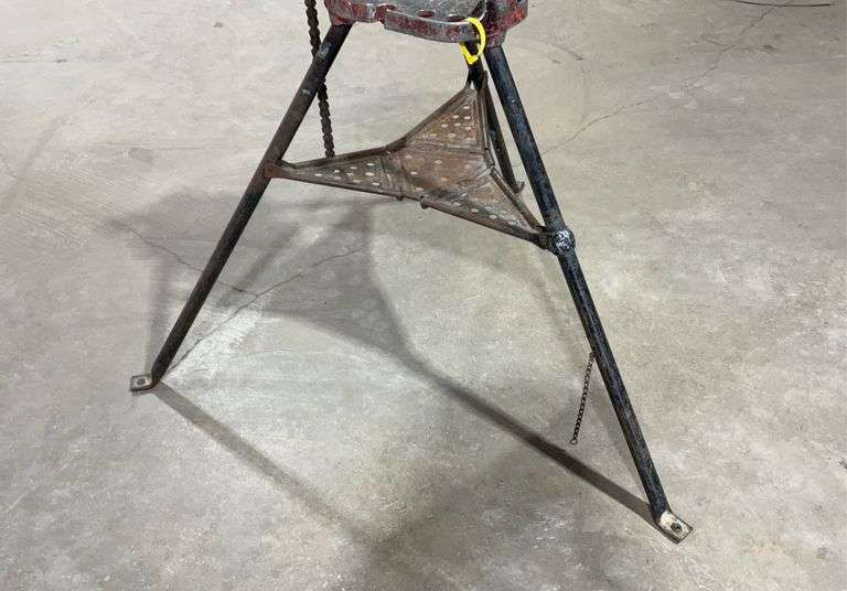 Rigid pipe vice & stand - Hamilton-Maring Auction Group