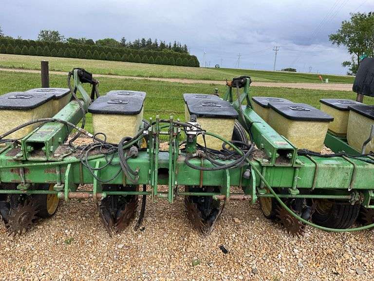 John Deere 7100 12 row 30" planter; finger meters; - Hamilton-Maring ...