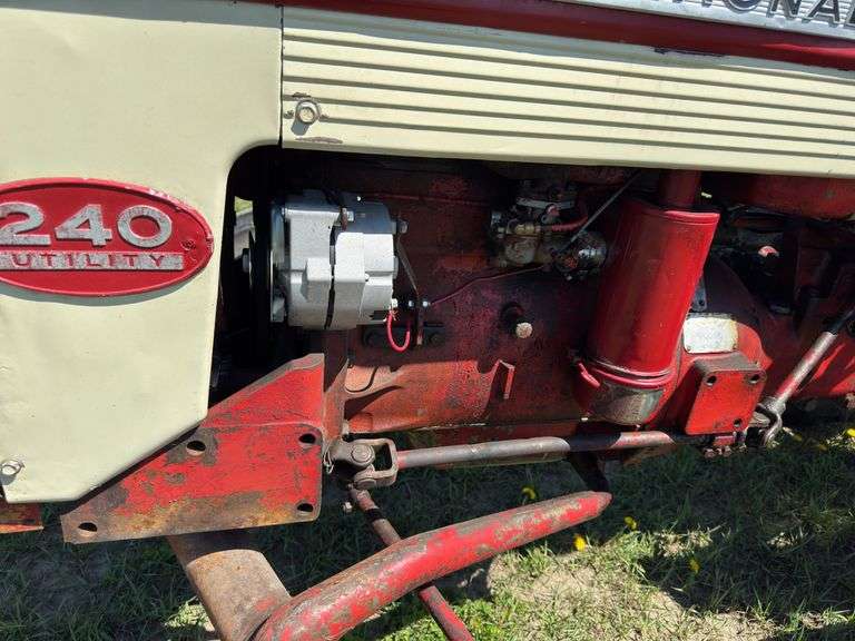International 240 Utility Tractor, Gas, 3 Point, R - Hamilton-Maring ...