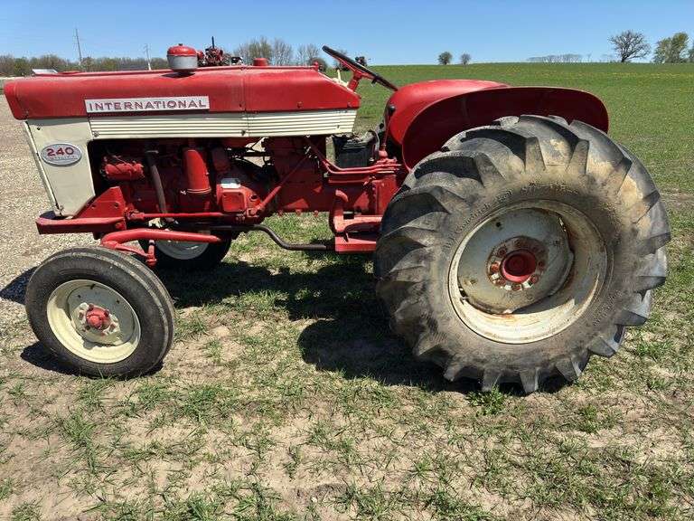 International 240 Utility Tractor, Gas, Front Hitc - Hamilton-Maring ...
