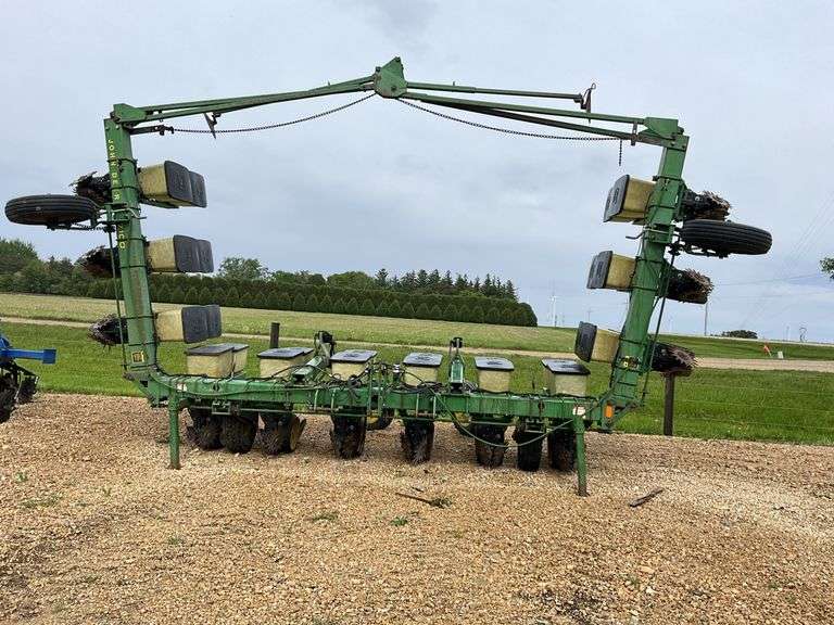 John Deere 7100 12 row 30" planter; finger meters; - Hamilton-Maring ...