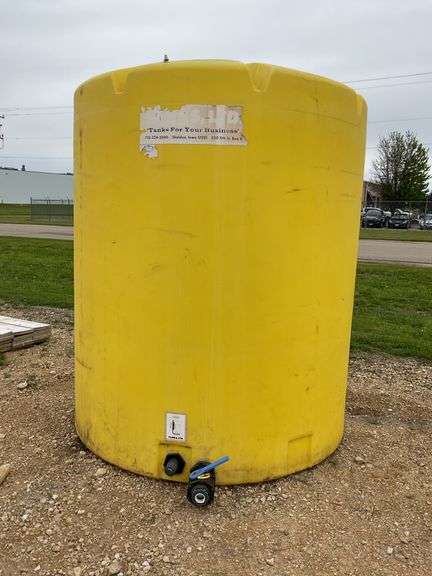 2000 gal (?) Poly tank - Hamilton-Maring Auction Group