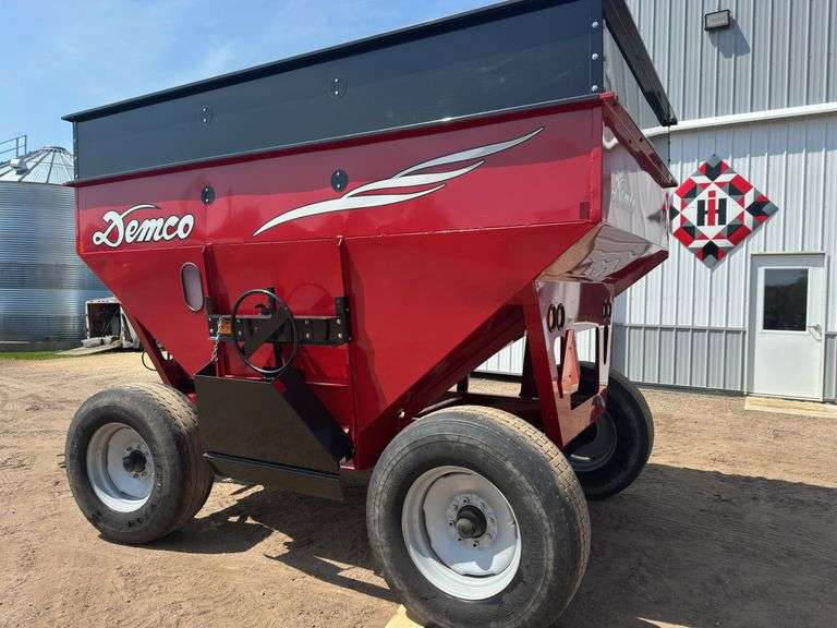 Demco 365 Gravity Flow Wagon, Lights, Sight Glass, - Hamilton-Maring Auction Group