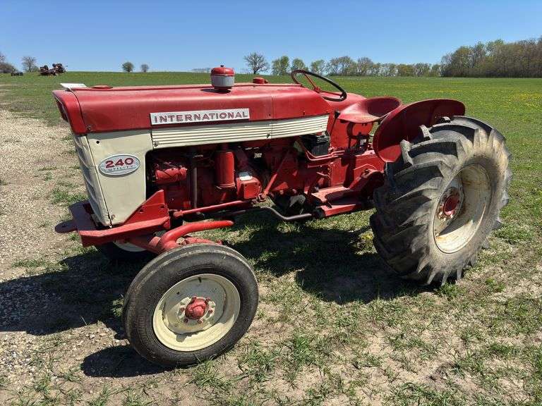 International 240 Utility Tractor, Gas, Front Hitc - Hamilton-Maring ...