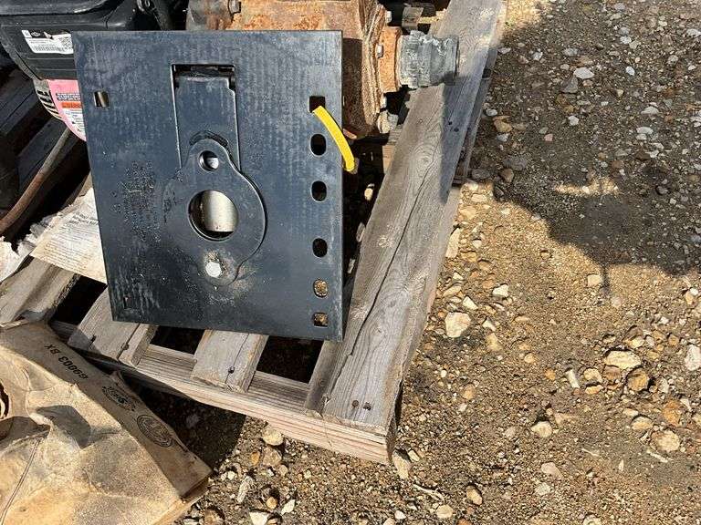 Hide-a-way 5th wheel plate - Hamilton-Maring Auction Group