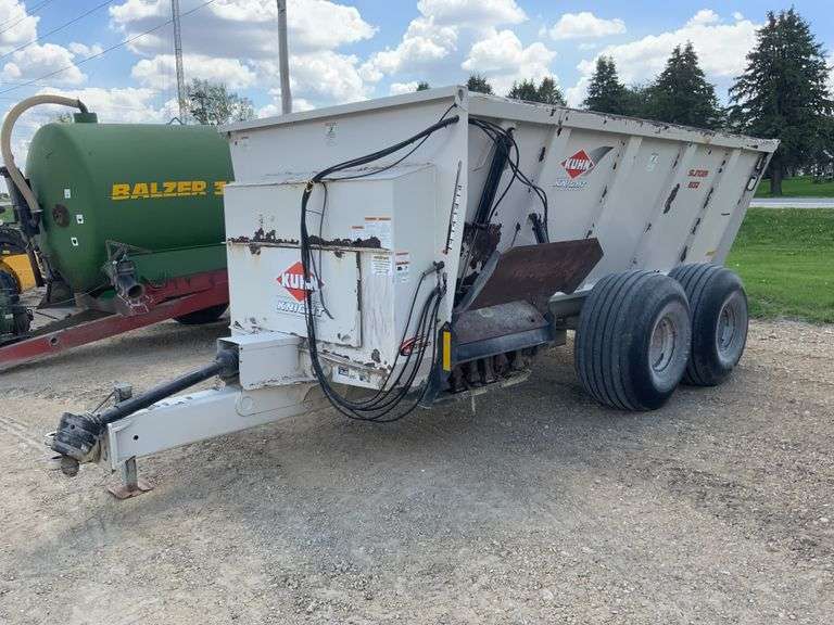 Kuhn Knight Slinger 8132 Manure Spreader, Tandem A - Hamilton-Maring ...