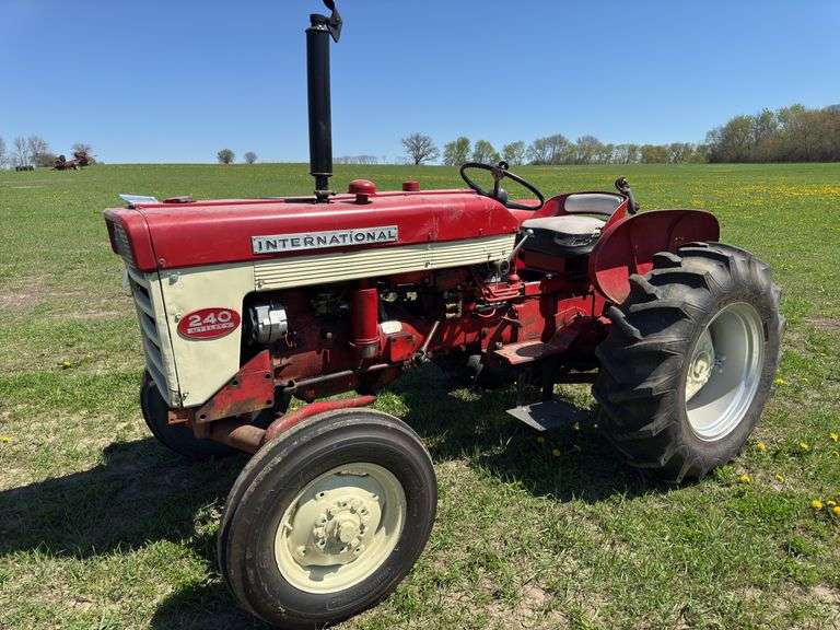 International 240 Utility Tractor, Gas, 3 Point, R - Hamilton-Maring ...