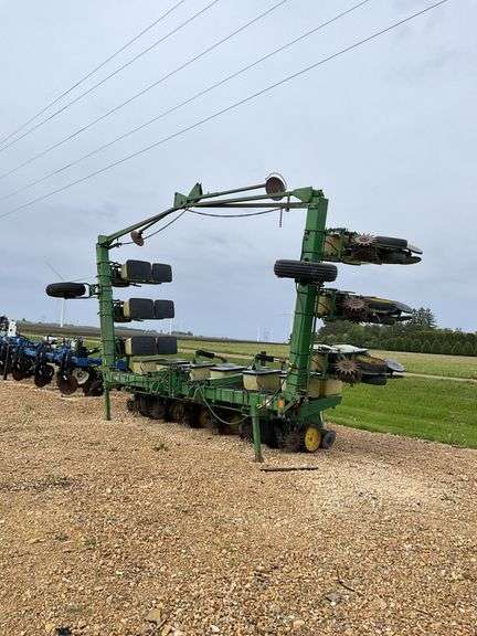John Deere 7100 12 row 30" planter; finger meters; - Hamilton-Maring ...