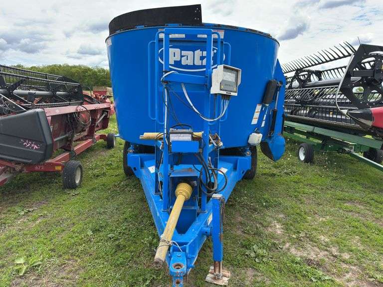 2014 Patz 1200 Series V420 Vertical Screw TMR Mixe - Hamilton-Maring Auction Group