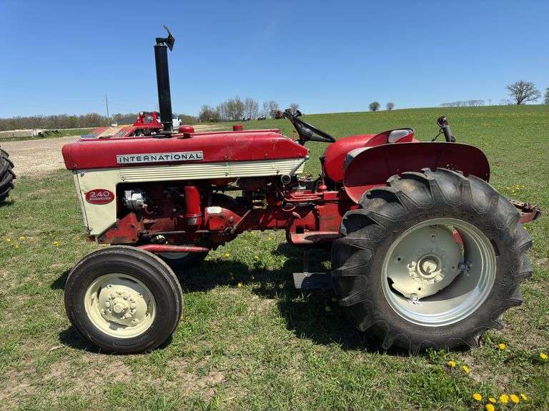 International 240 Utility Tractor, Gas, 3 Point, R - Hamilton-Maring ...