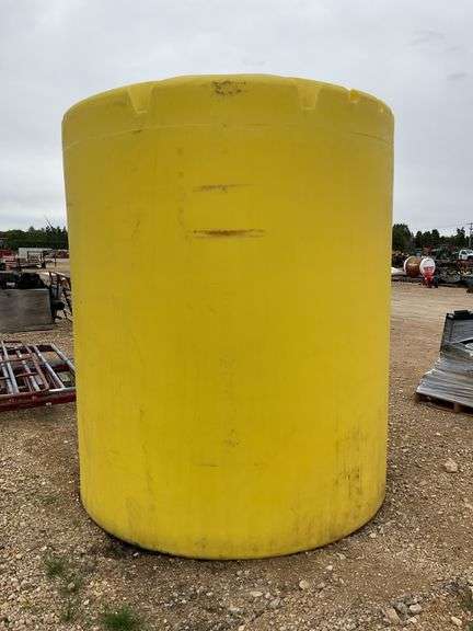 2000 gal (?) Poly tank - Hamilton-Maring Auction Group