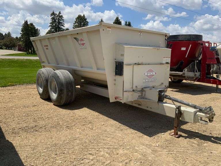 Kuhn Knight Slinger 8132 Manure Spreader, Tandem A - Hamilton-Maring ...