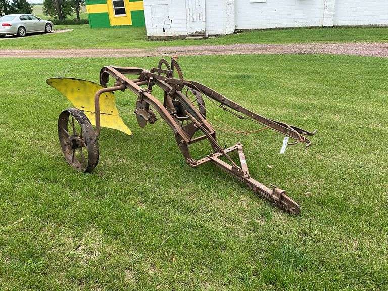 John Deere 1 Bottom Steel Wheel Pull Type Plow - Hamilton-Maring ...