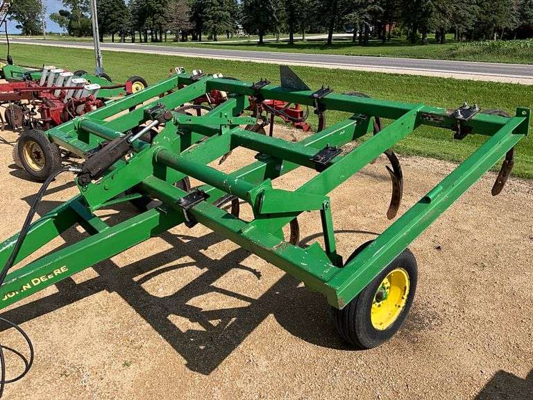 John Deere Chisel Plow 13' - Hamilton-Maring Auction Group