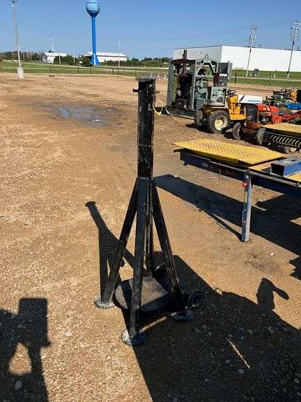 Jack for self propelled sprayer - Hamilton-Maring Auction Group