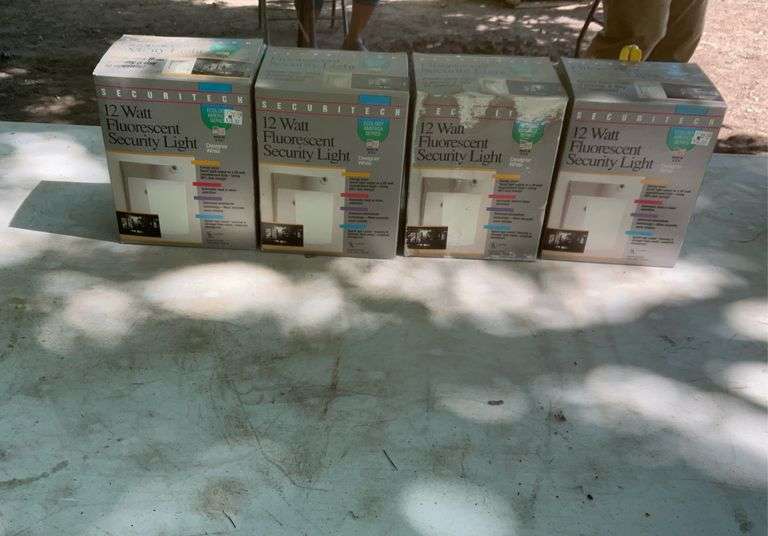 4 boxes outdoor fluorescent security lights ** semi trailer - Hamilton ...