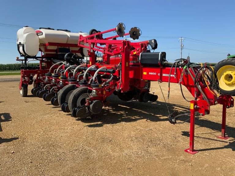 2011 Agco (Massey Ferguson) 8800 16 Row 30”planter, CCS tank, liquid ...