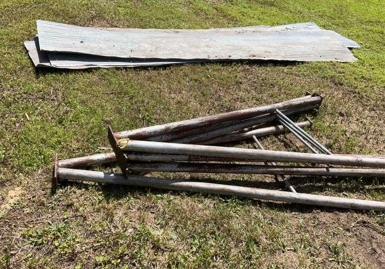 4 triangle support posts - Hamilton-Maring Auction Group