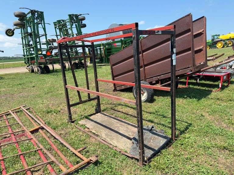 Sullivan Show Cattle Chute, 82”x34”x67” - Hamilton-Maring Auction Group
