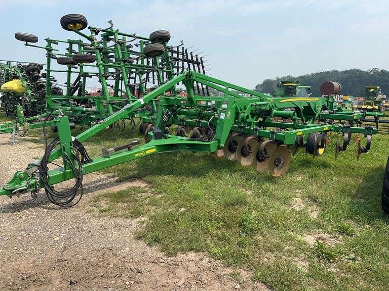 John Deere 2730 Disc Ripper, 7 Shank, 14’, 24” Shank Spacings, Rolling ...
