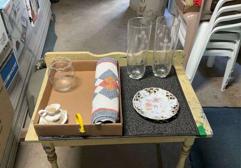 Flat of glassware, vases **breezeway - Hamilton-Maring Auction Group