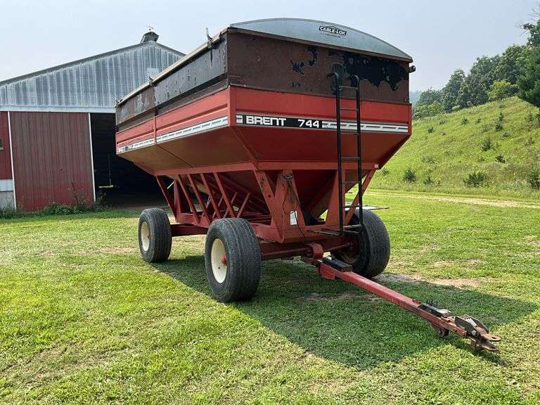 Brent 744 Gravity Wagon & Gear, Roll Tarp, Lights & Brakes - Hamilton-Maring Auction Group