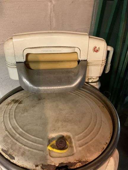 Vintage Speed queen wringer washer **Basement - Hamilton-Maring Auction ...