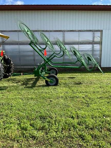 Frontier WR1010 Hay V-Rake, 10 Wheel, Hydraulic Fold, Good Condition ...