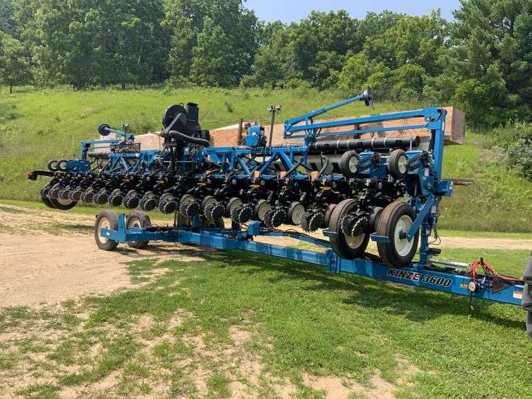 2013 Kinze 3600 16 Row 30” Planter, Ground Drive Seed, Row Cleaners ...