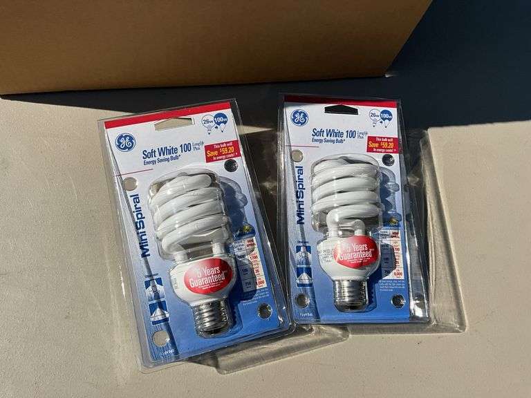 Box of LED light bulbs - Hamilton-Maring Auction Group