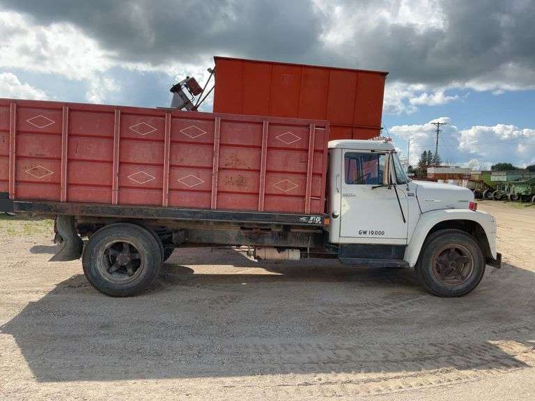 ** 1972 IH grain truck, 10K miles on crate engine, new tires - Hamilton ...