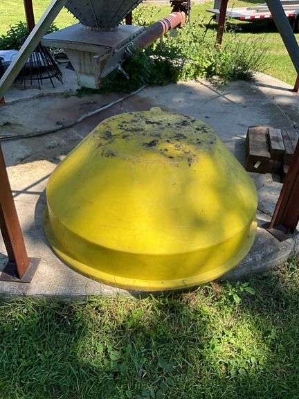 Plastic auger hopper - Hamilton-Maring Auction Group