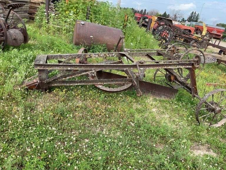 Pull type road grader on steel wheels - Hamilton-Maring Auction Group