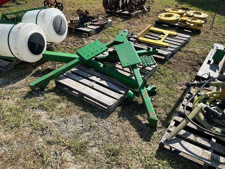 Equipment hitch - Hamilton-Maring Auction Group