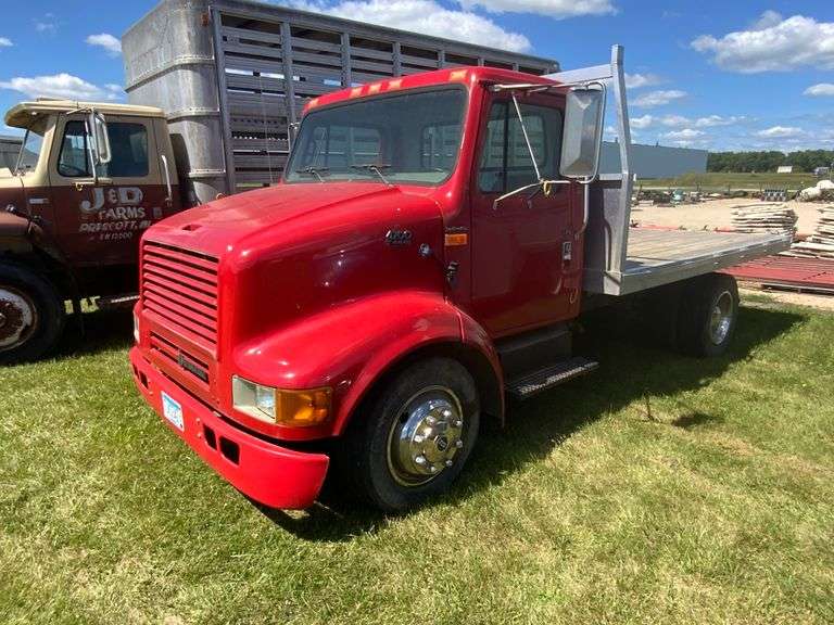 ** 2000 Intl flatbed truck, diesel; Scott hoist - electric over hyd; 4 ...