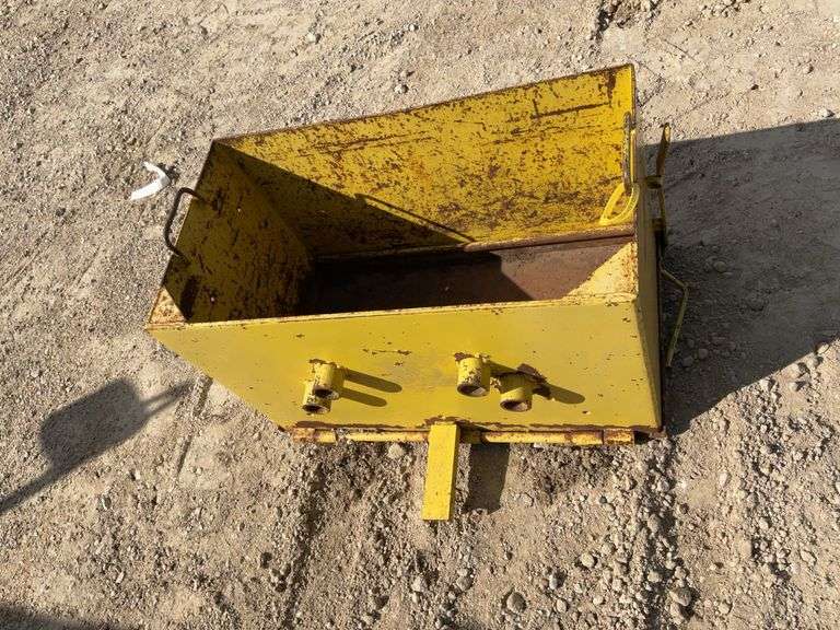 BoxAll rock box off 30 series John Deere - Hamilton-Maring Auction Group