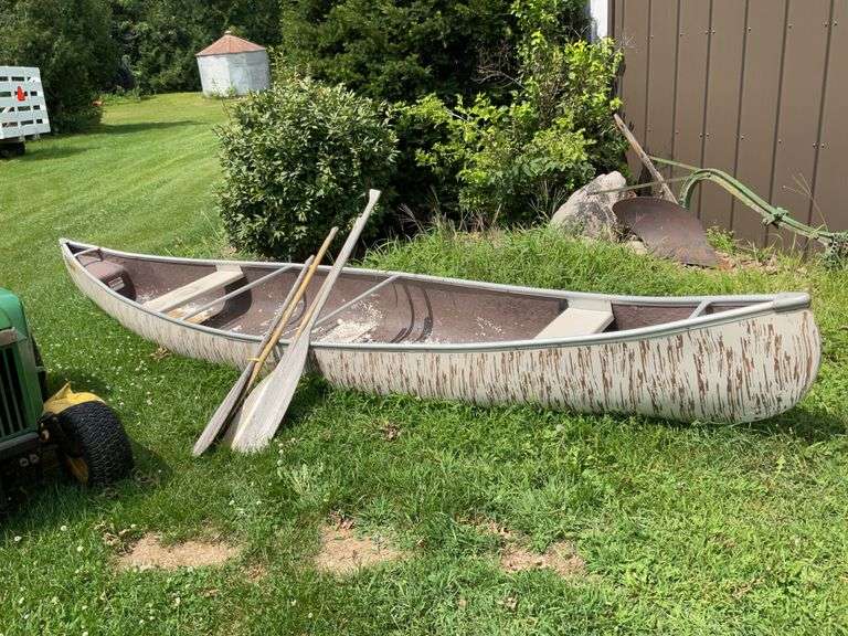American fiber-lite 17ft canoe, w/2 sets wooden paddles - Hamilton ...