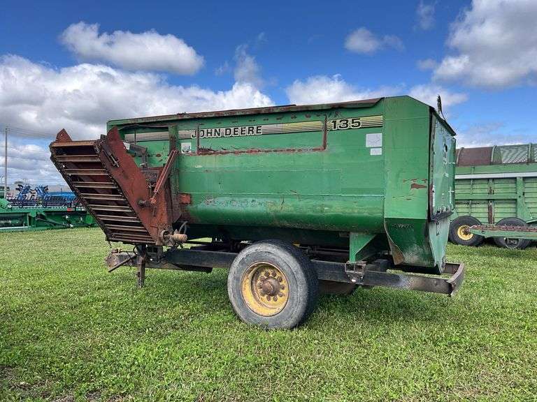 JD 135 TMR Mixer - Hamilton-Maring Auction Group